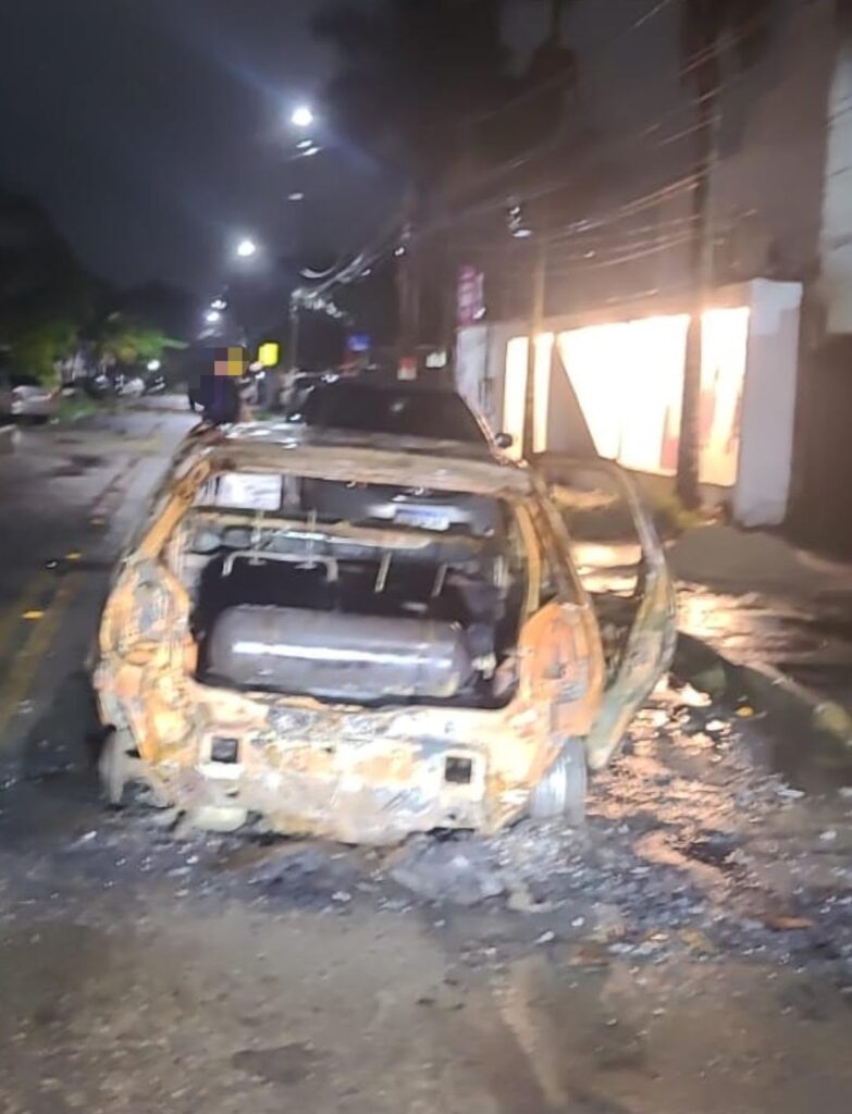 Chamas destroem veículo e assustam moradores de Inoã