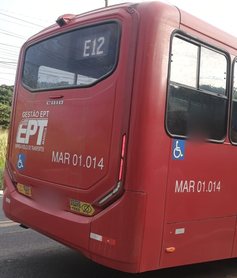 Criança cai dentro de ônibus Vermelhinho e gera revolta em Maricá